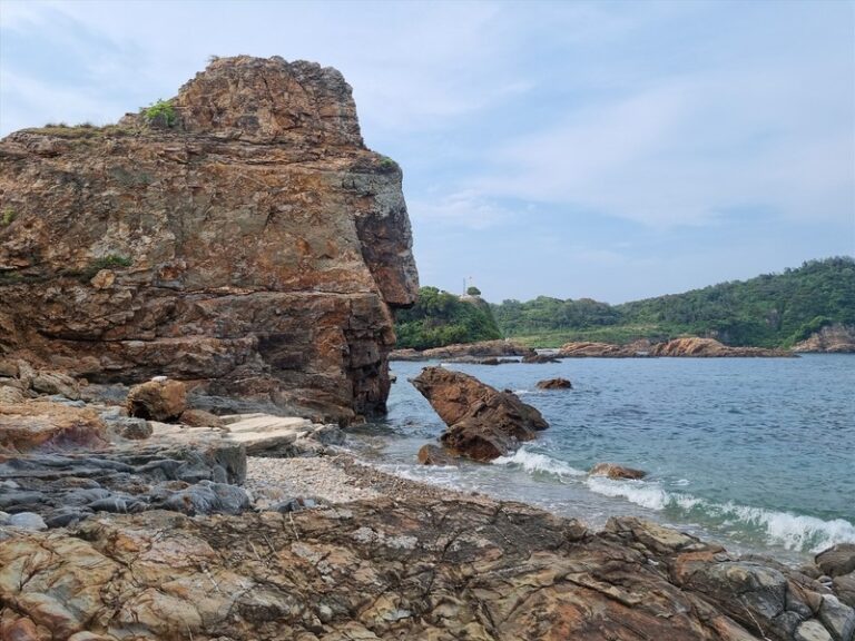 Vẻ đẹp hùng vĩ của bãi đá Móng Rồng, món quà thiên nhiên dành cho đảo ...